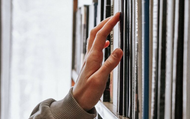 A guide to different poetry techniques | BBC Maestro